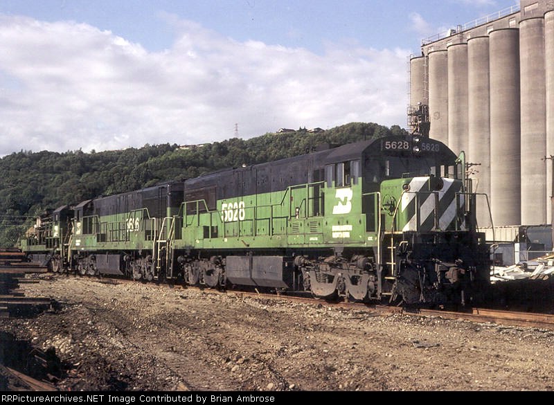 BN U25C's 5628, 5626, 5629 at Scrapper